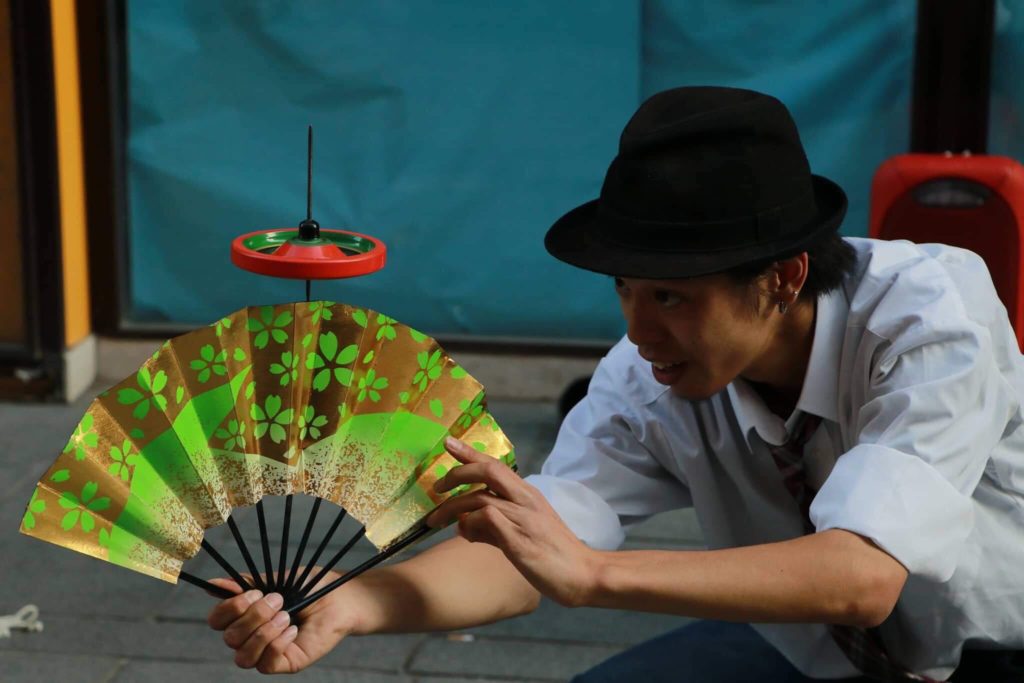 独楽パフォーマー komatan – こまたん – | TintRoom ティントルーム